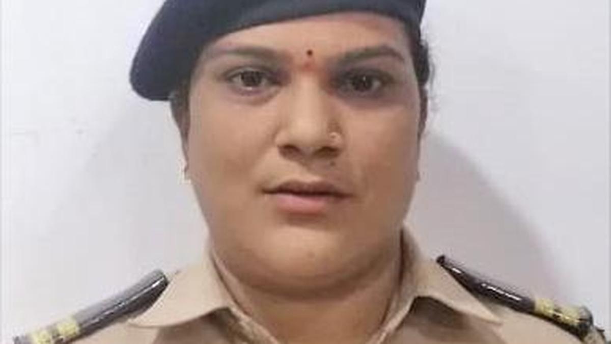 Constable lauded for helping pregnant woman - The Hindu