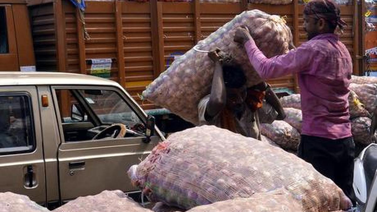 Mathadi workers’ strike hits APMC - The Hindu