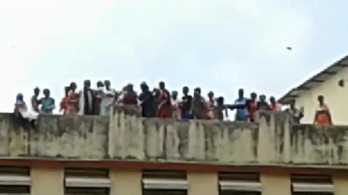 Inmate’s death sparks riot in Byculla women’s prison - The Hindu