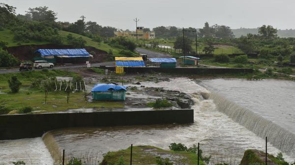 Heavy rain hits rush hour traffic - The Hindu
