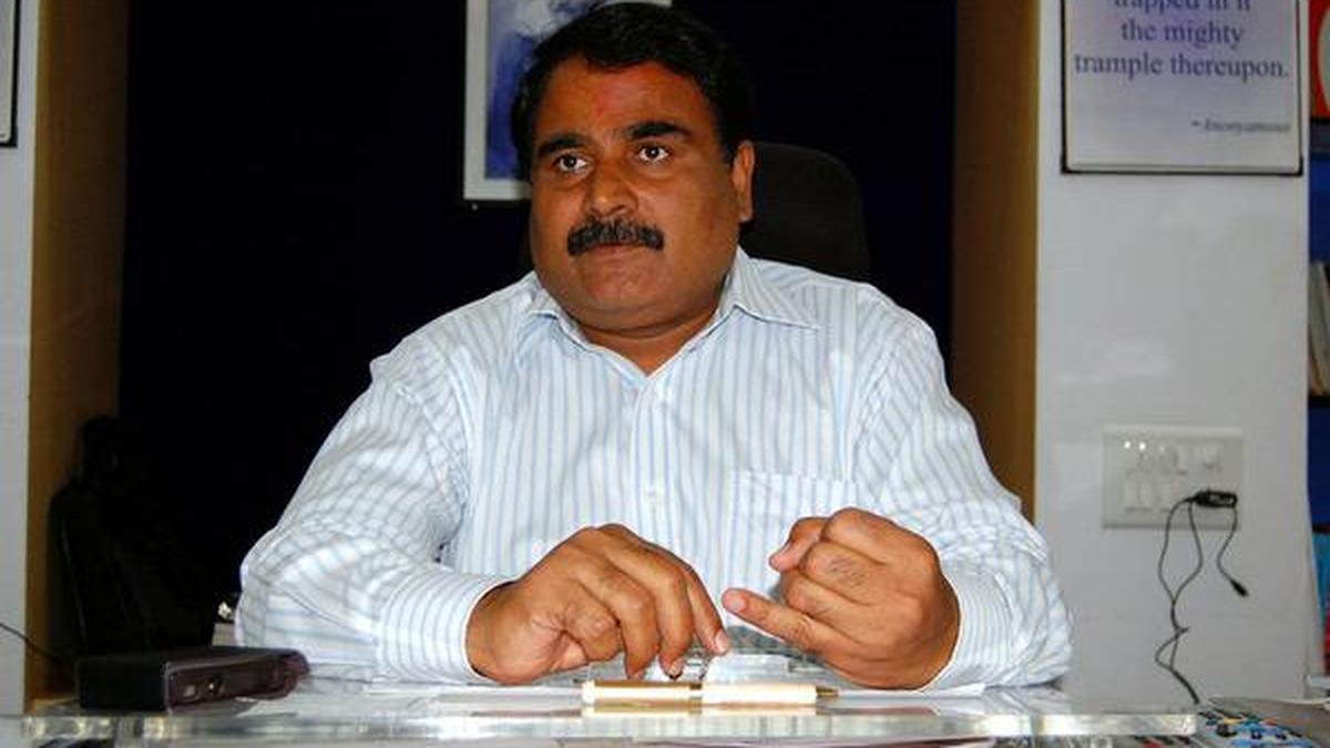 After clean chit, Mopalwar resumes as MSRDC chief - The Hindu