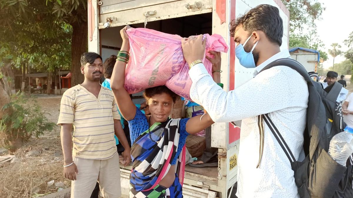 NGO supplies essentials to slum dwellers, homeless - The Hindu