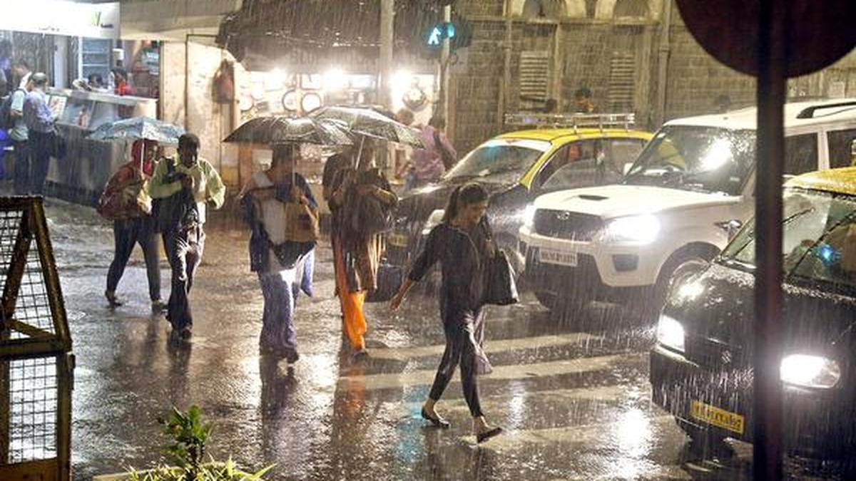 Sporadic showers catch Mumbaikars unawares - The Hindu