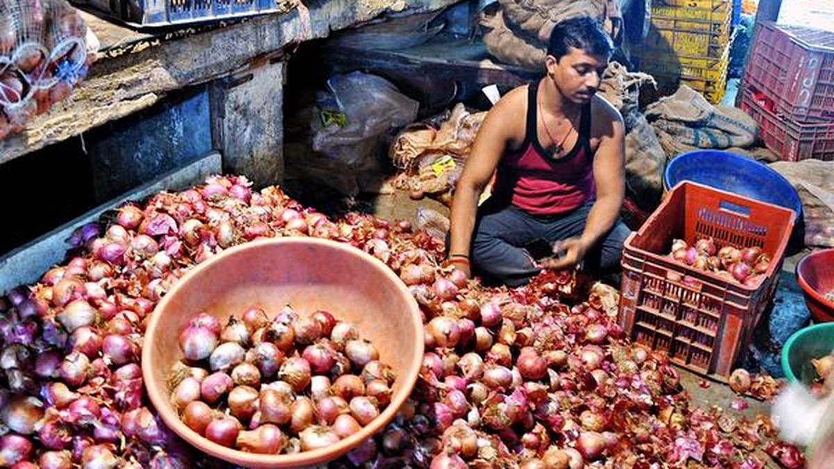 Soaring onion prices make restaurant food costlier - The Hindu