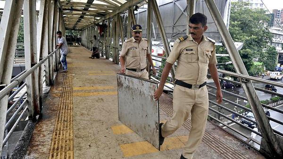 Panels on Bandra skywalk fall, three hurt - The Hindu