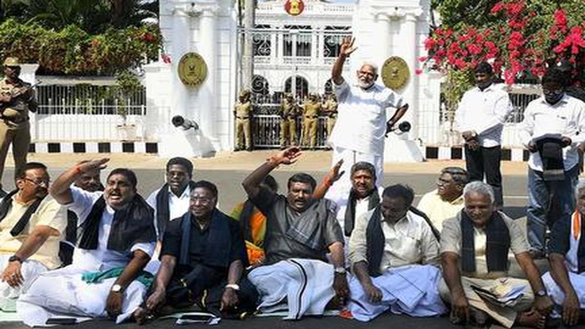 Narayanasamy, Ministers lay siege to Raj Nivas - The Hindu