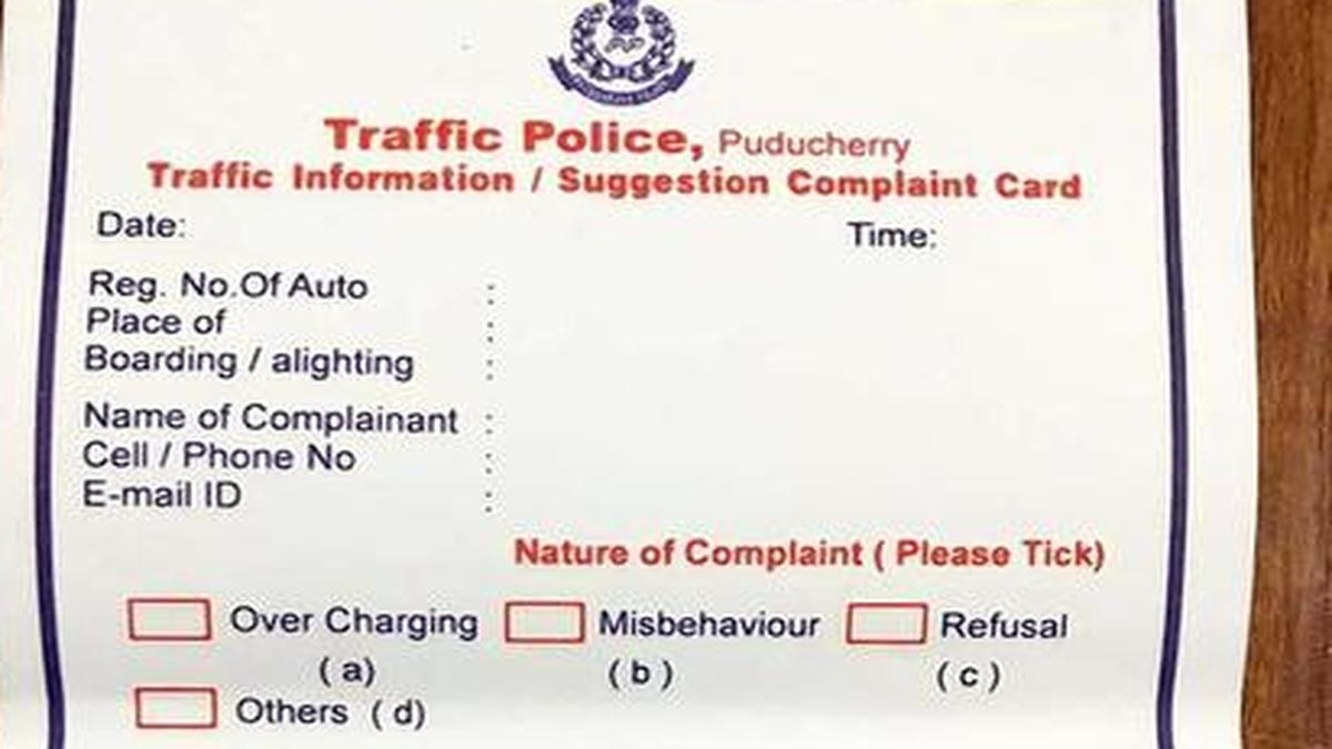 Commuters given traffic complaint card - The Hindu