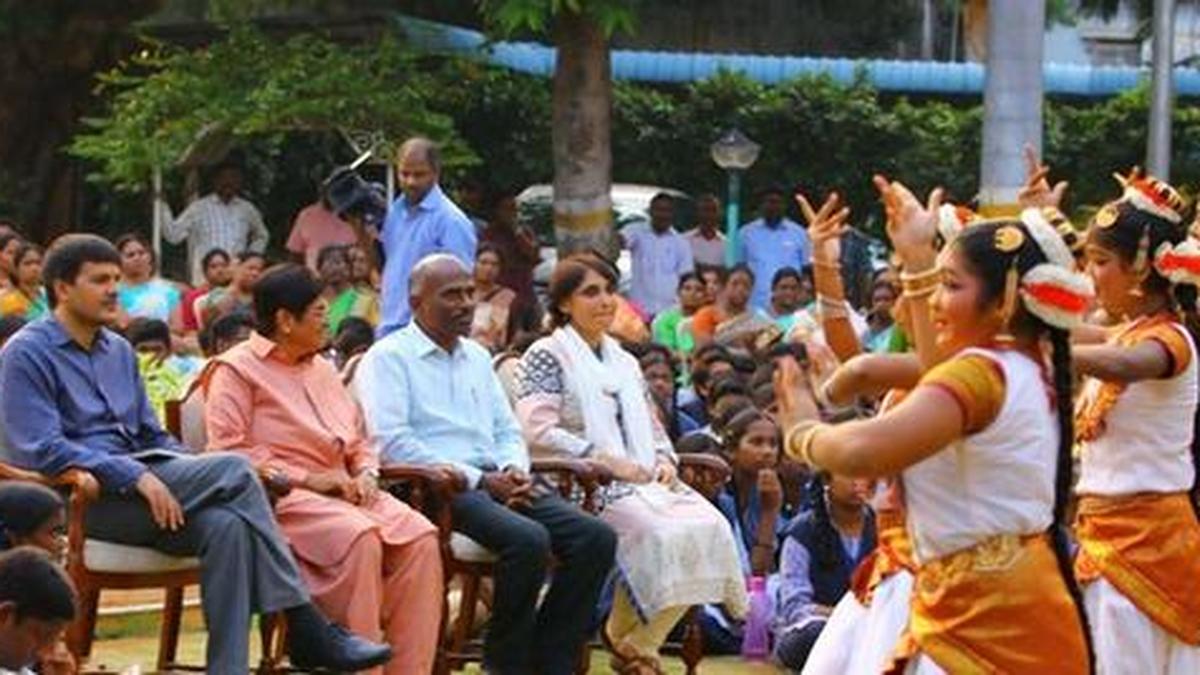 350 children get special invitation to Raj Nivas - The Hindu