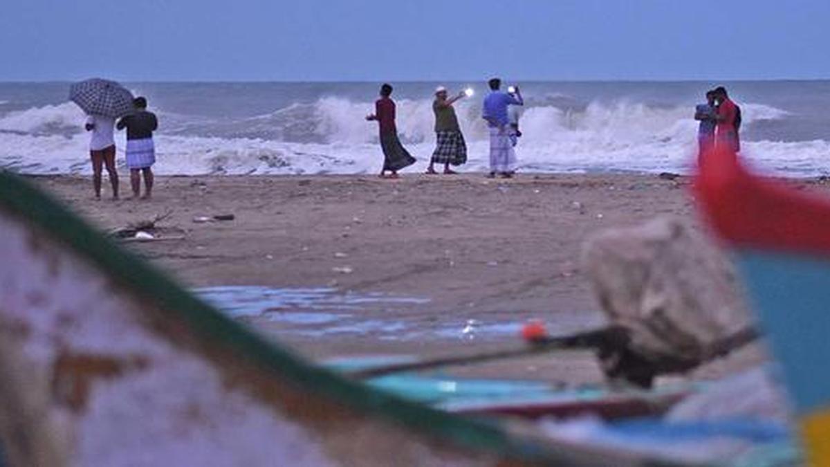 Cyclone threat shuts down Cuddalore - The Hindu