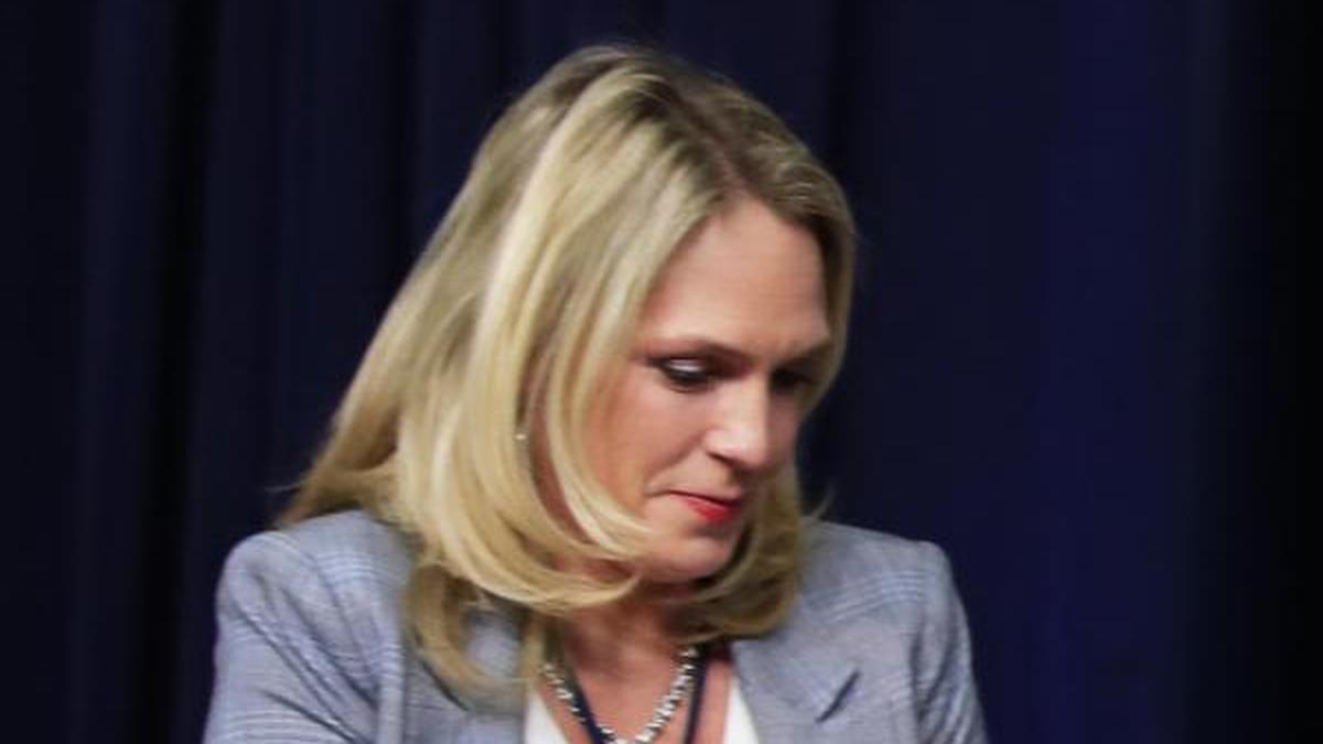 Kelly Sadler apologies to John McCain's family for ‘inappropriate ...