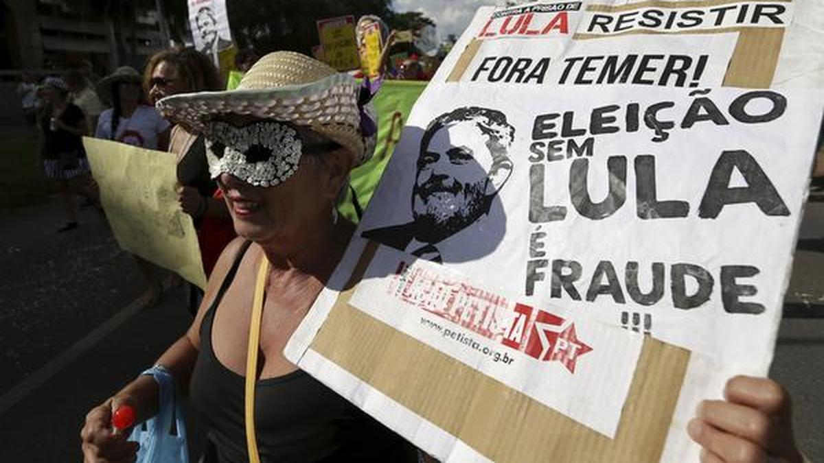 Rio kicks off Carnival parade with anti-establishment tone - The Hindu