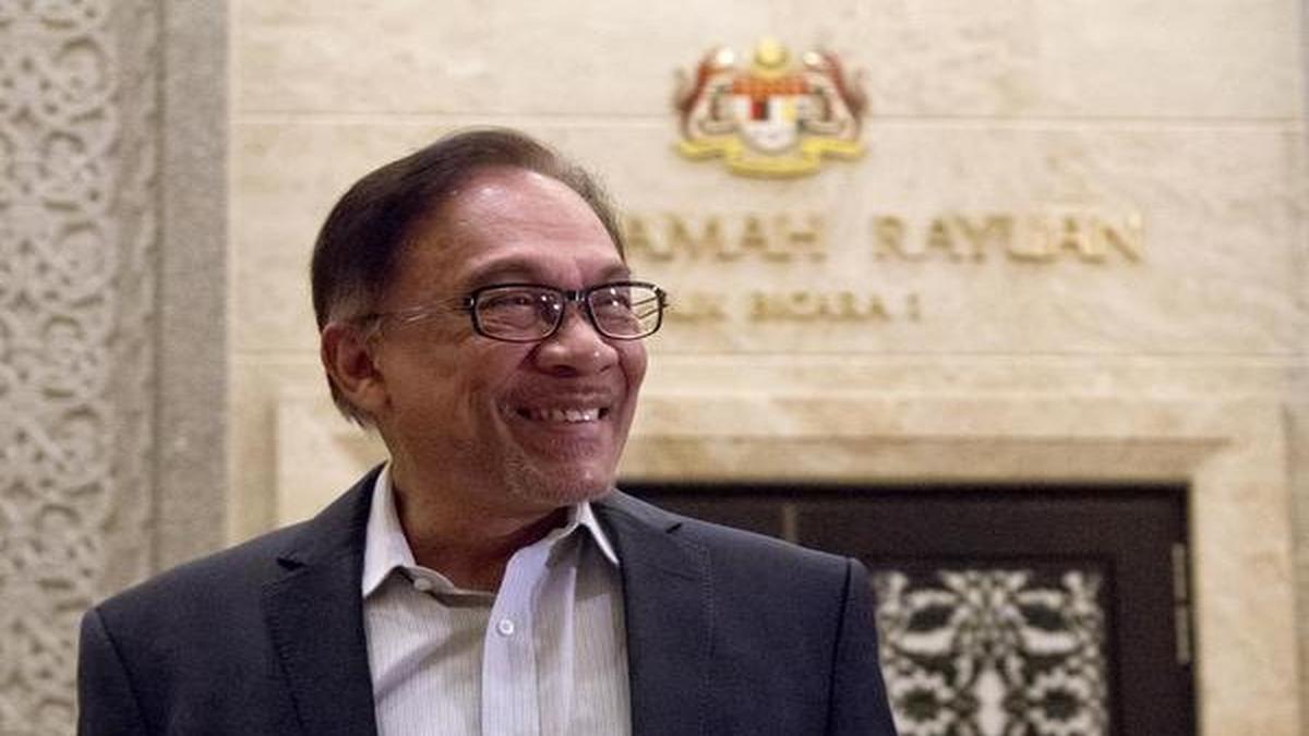 Malaysia’s Anwar, seeking return, vows support for Mahathir - The Hindu