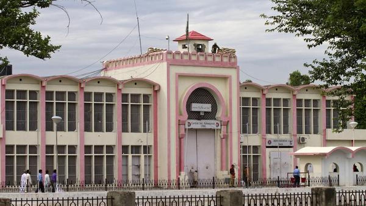 COVID-19 runs unchecked in Pakistan’s overcrowded prisons - The Hindu