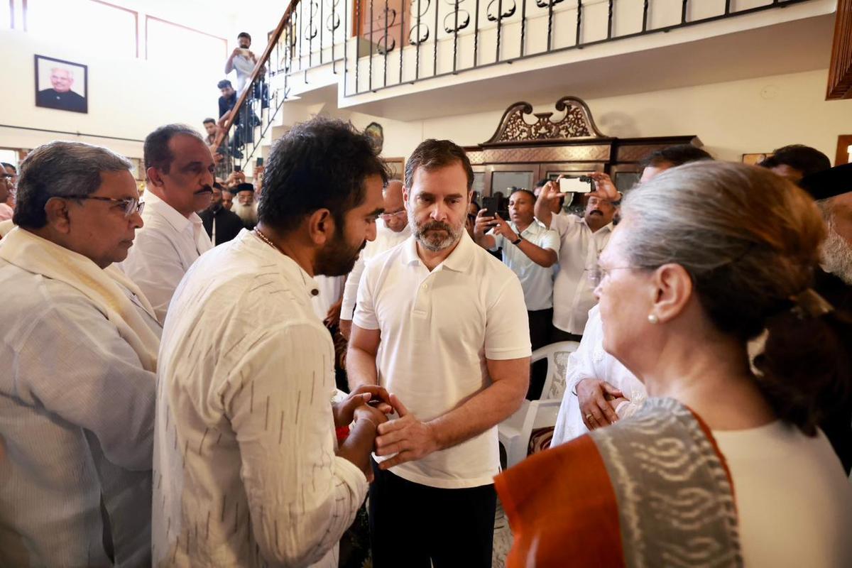 Ex-Kerala CM Oommen Chandy’s death news | Leaders react to Congress ...