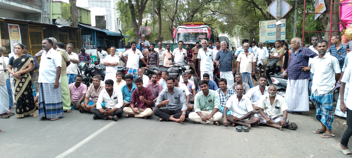 Residents block Vandavasi High Road near Arani to protest garbage ...