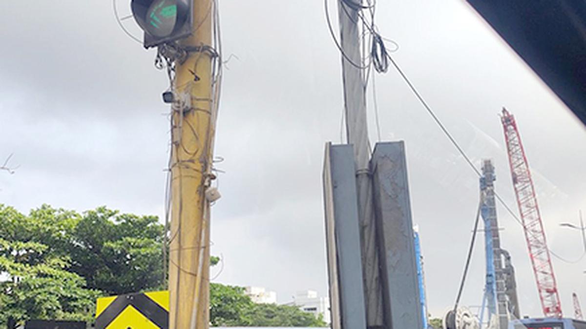 Traffic signal causes hindrance to motorists at SRP Tools junction ...
