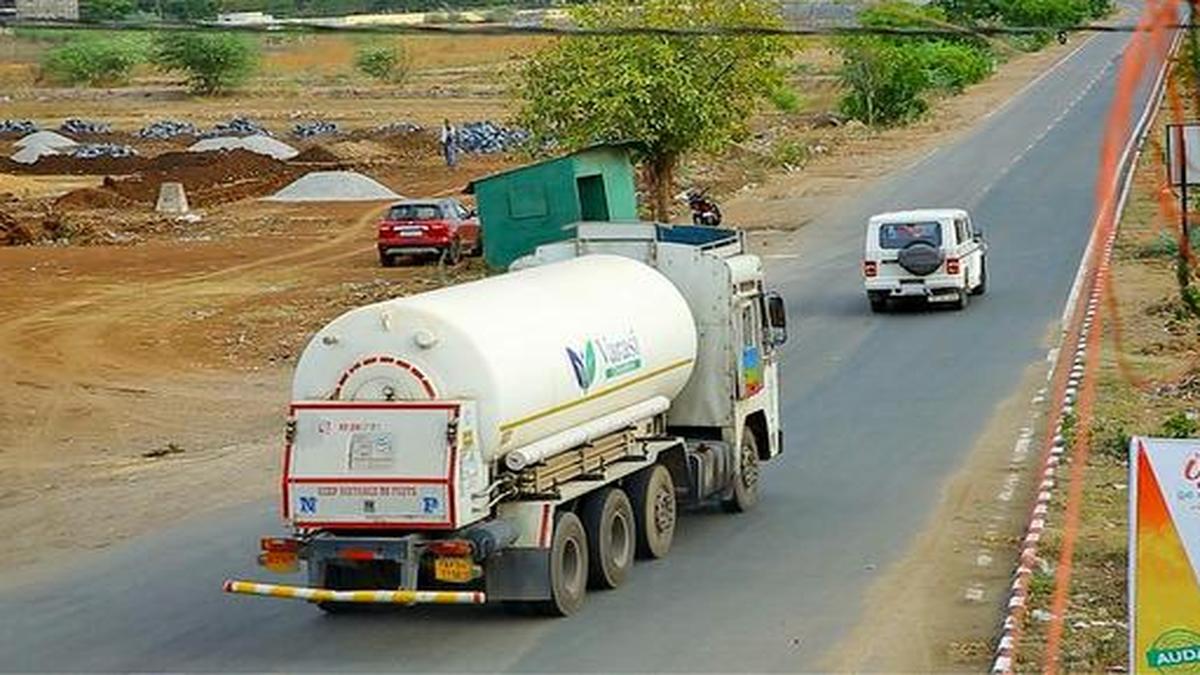 Green channel helps oxygen tanker reach RIMS sans hassles - The Hindu
