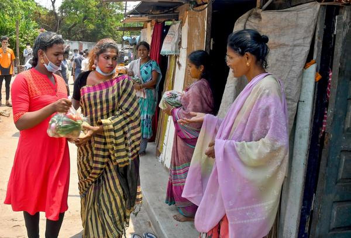 Transgenders lend a helping hand to slum-dwellers - The Hindu