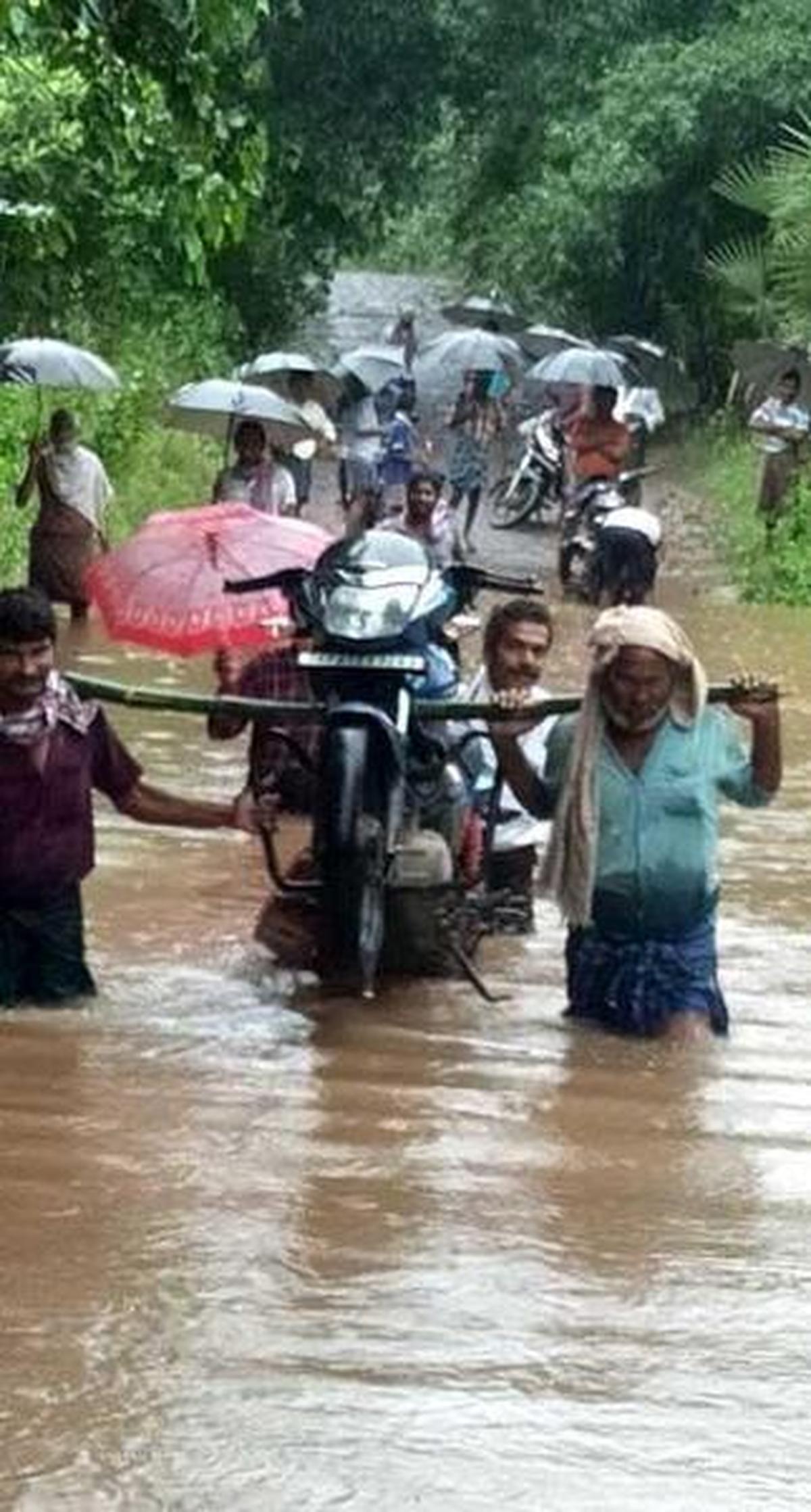 Flood alert sounded in tribal hamlets - The Hindu