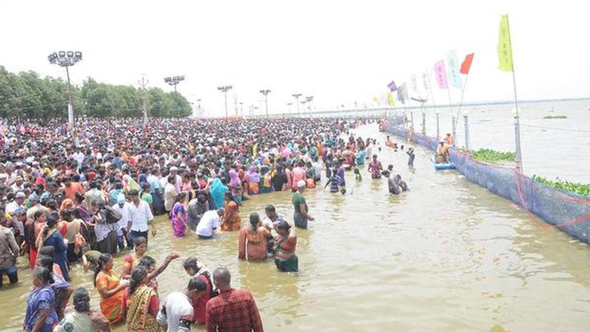 Pilgrim rush at Bara Shaheed Dargah peaks - The Hindu