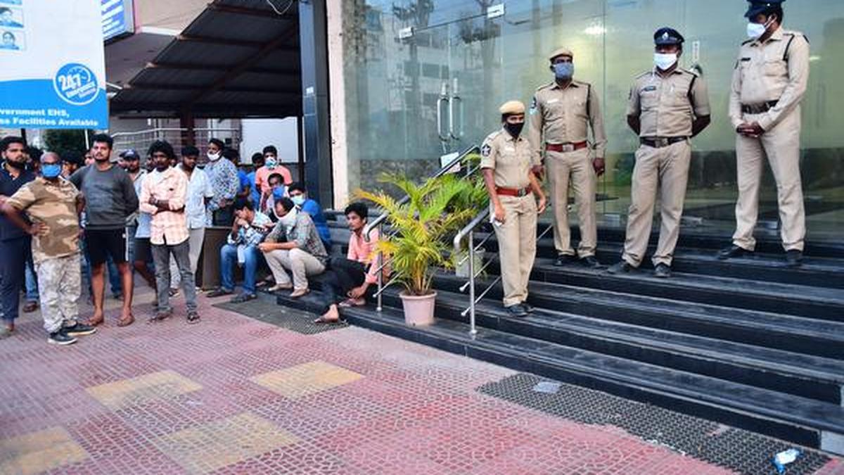 One killed as rival groups fight pitched battle - The Hindu