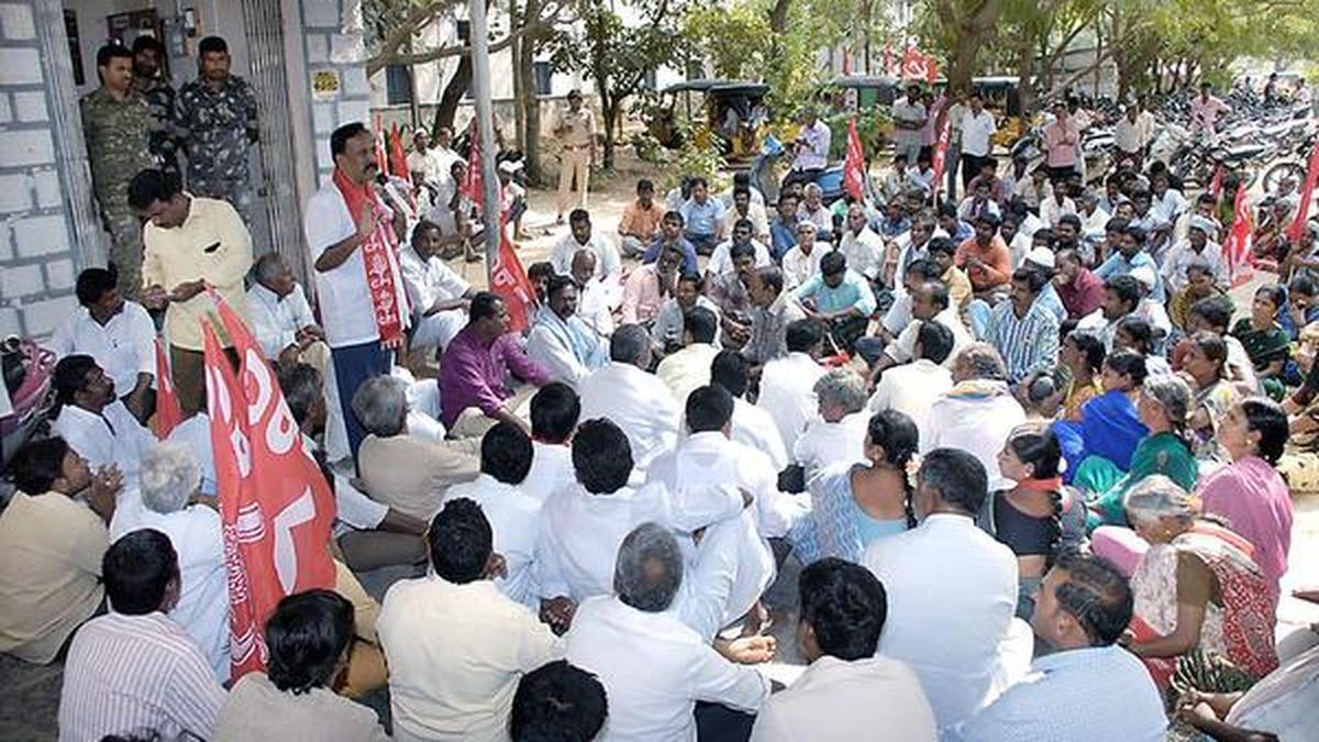 Parched Rapthadu farmers press the panic button - The Hindu