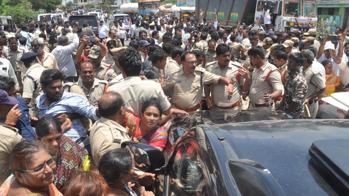 TDP cadre stop Chandrababu Naidu’s convoy when being shifted to Vijayawada at Chilakaluripet ...