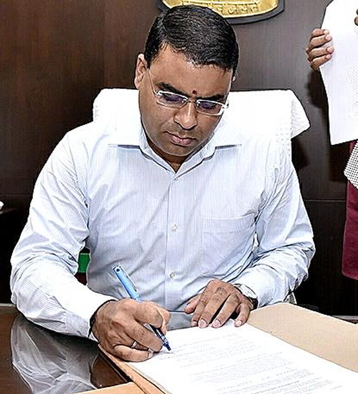 Vivek Yadav takes over as Collector - The Hindu