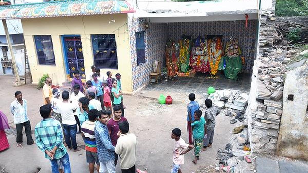 15 injured as parapet wall collapses during Muharram procession - The Hindu