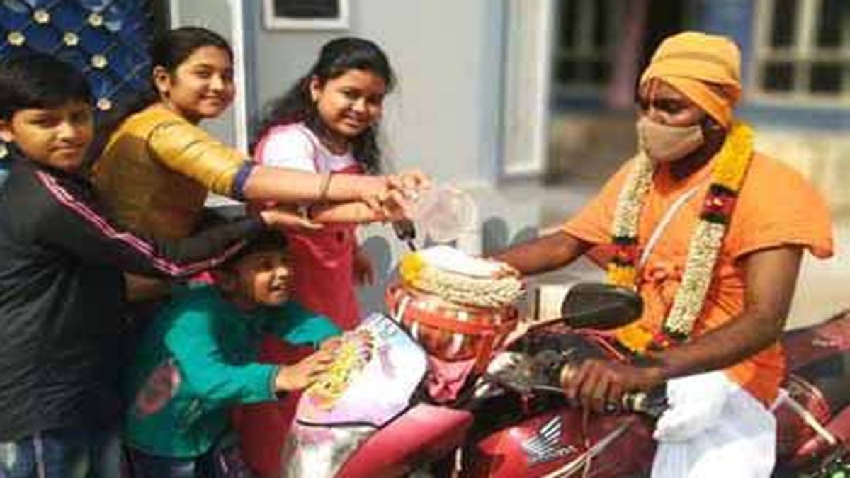 This year, haridasu arrives on a motorbike - The Hindu