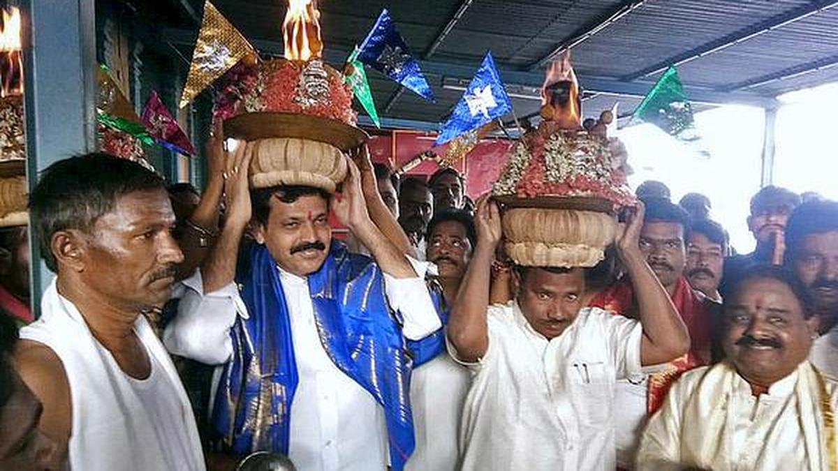 Weavers celebrate Jyothula Panduga in Dharmavaram - The Hindu