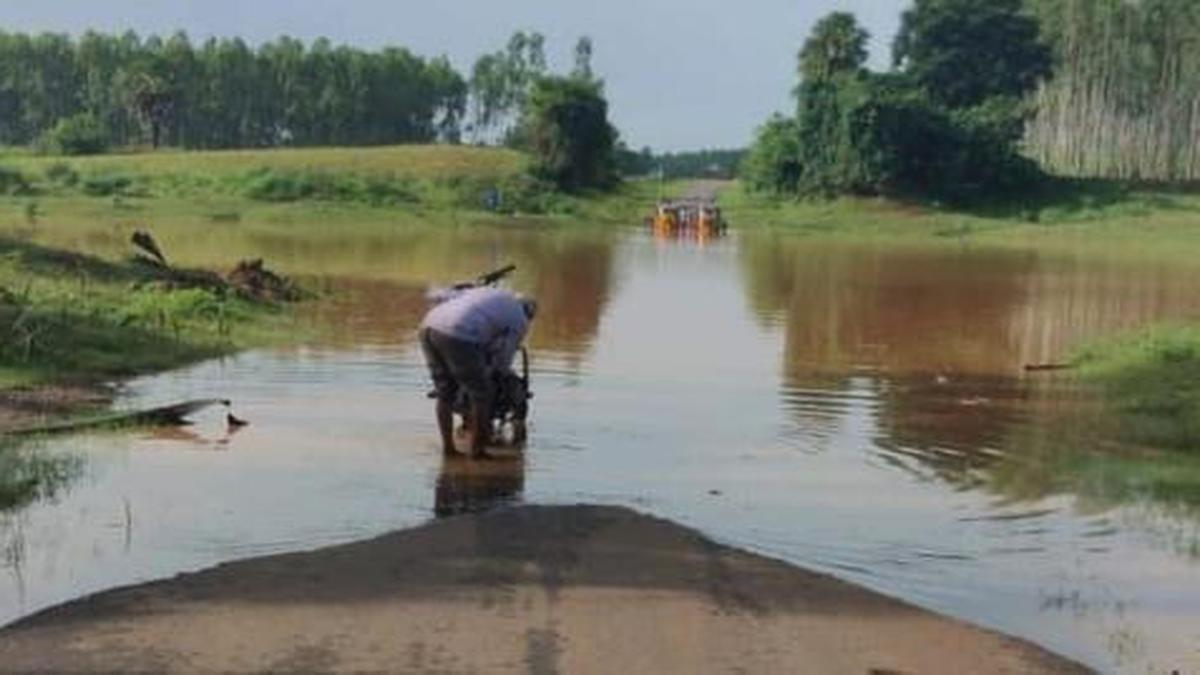 Fifteen Koya tribal habitations cutoff from mainland as Sabari river ...