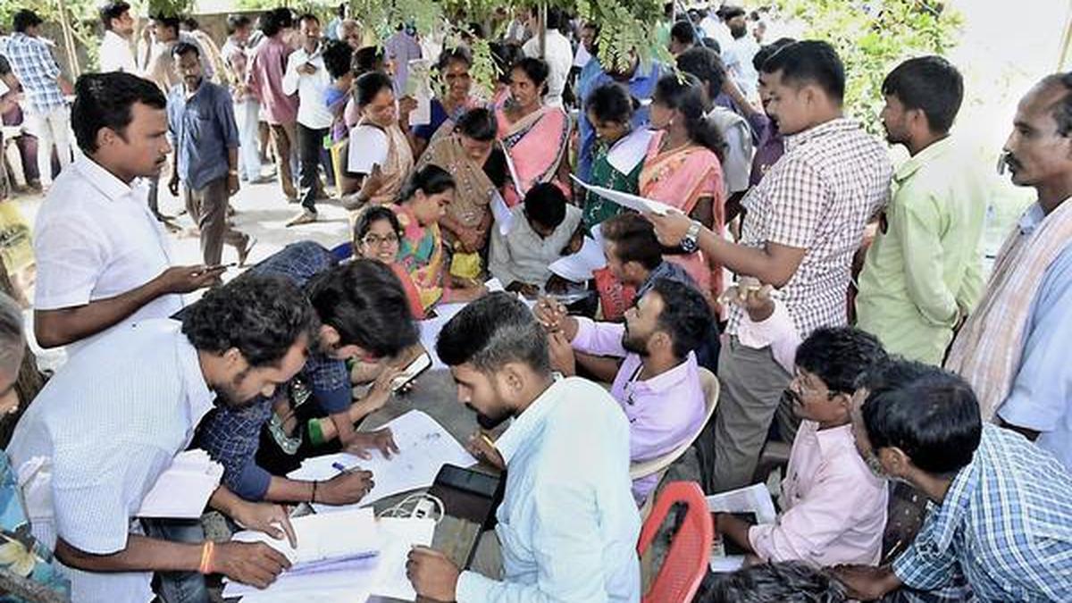 Farmers throng special grievance cells of Rythu Bharosa scheme - The Hindu