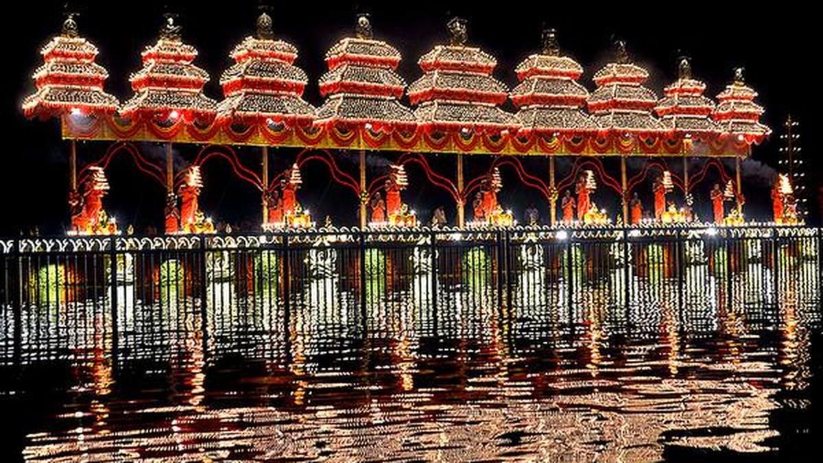 APSPDCL pulls the plug on Krishna harathi - The Hindu