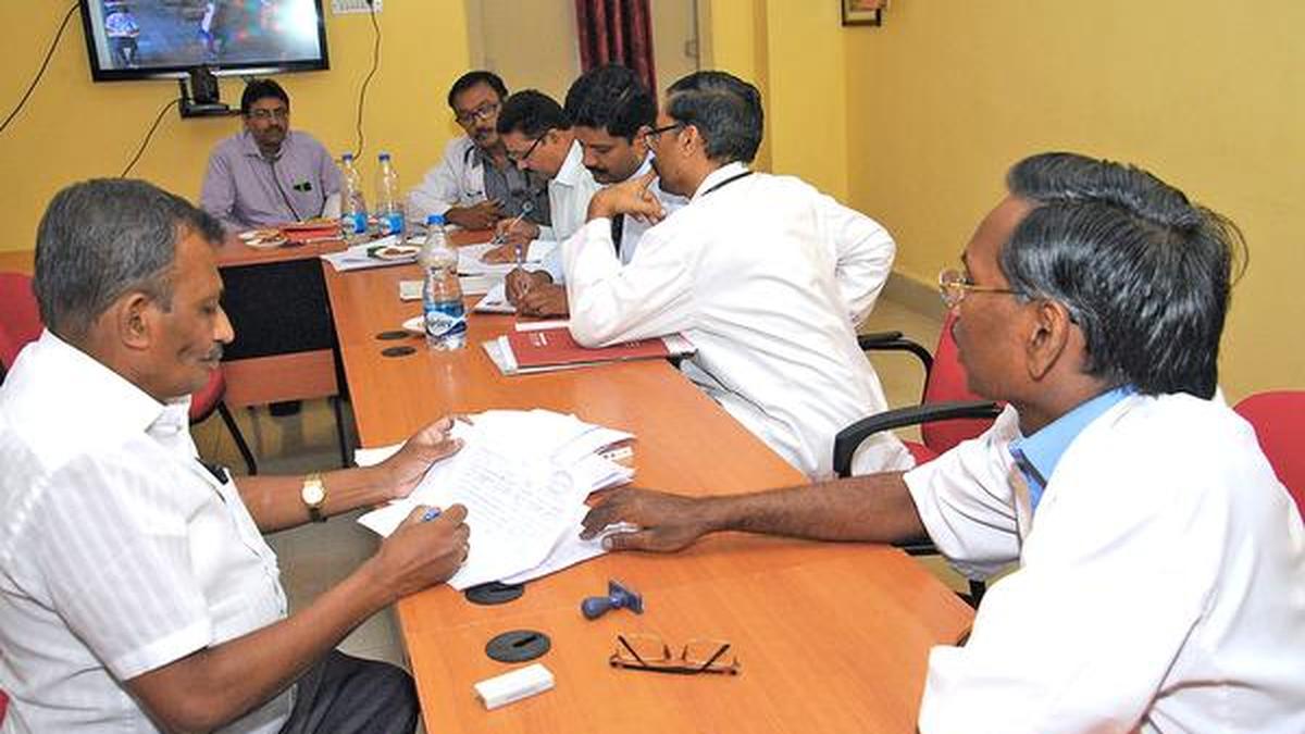 Medicos suspend stir as MCI team visits RIMS at Ongole - The Hindu