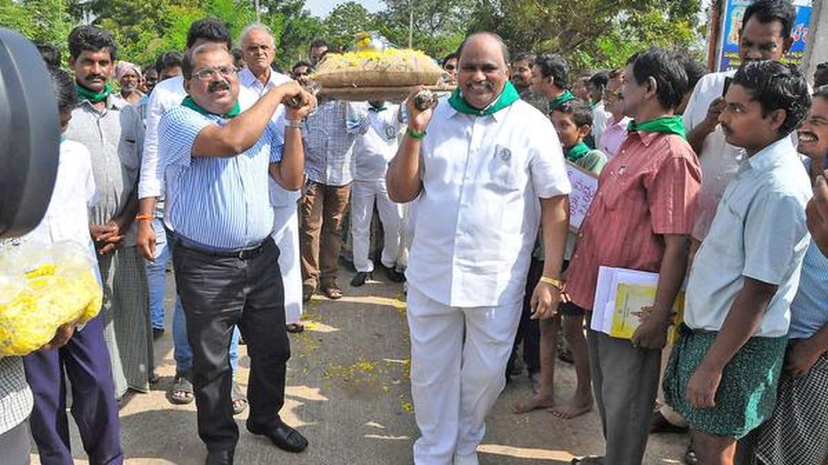 Funeral for ‘chembu’ drives home message - The Hindu