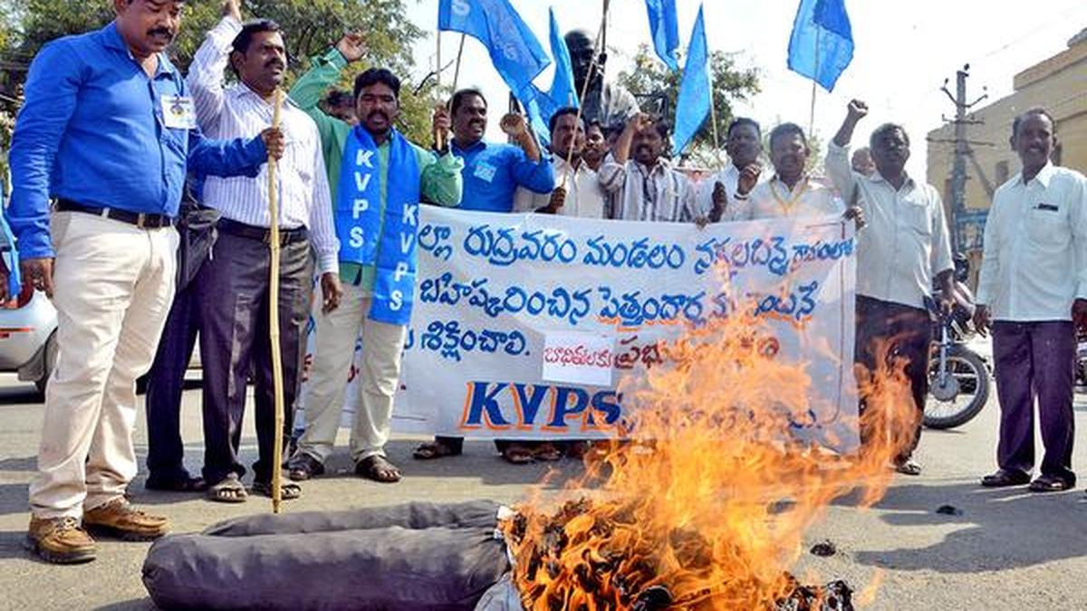 ‘Social boycott’: Kurnool SP visits Nakkaladinne - The Hindu