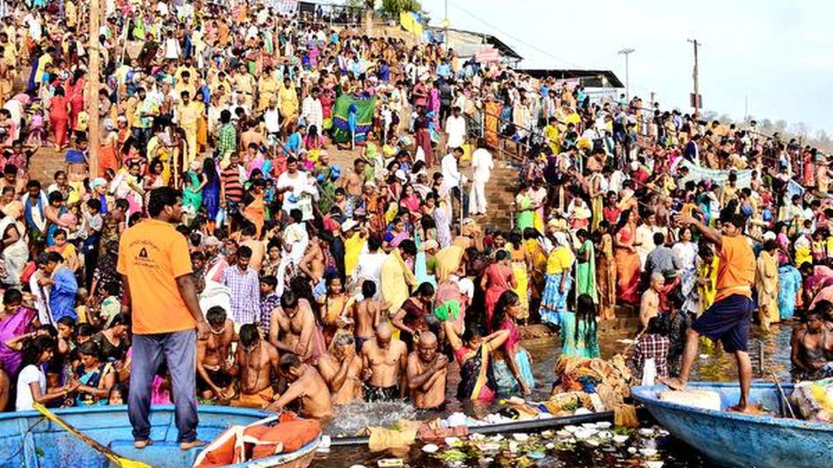 Srisailam abuzz with Siva deeksha devotees - The Hindu