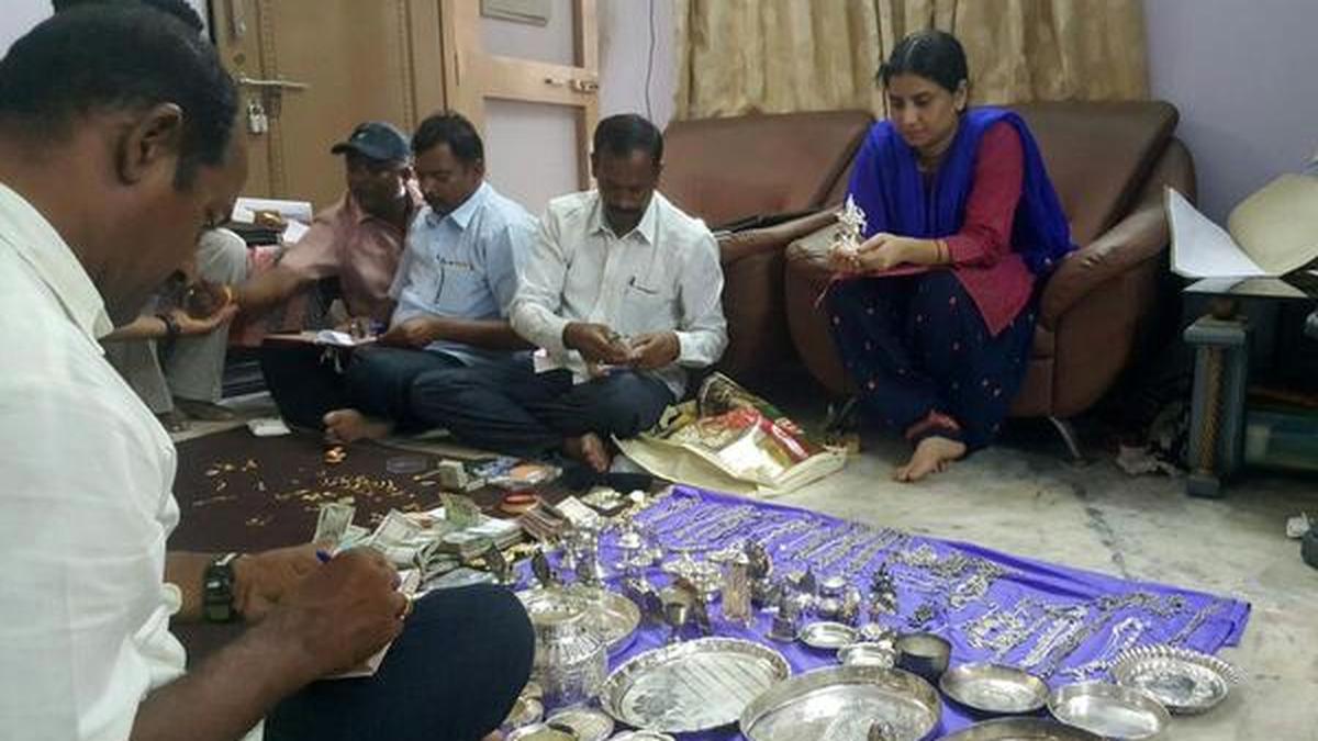 ACB traps ‘crorepati’ attender in Transport Department - The Hindu