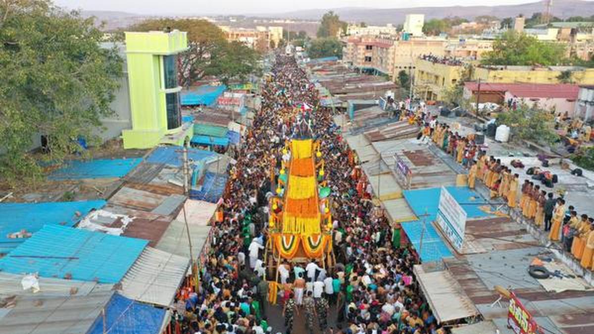 Thousands have darshan at Srisailam - The Hindu