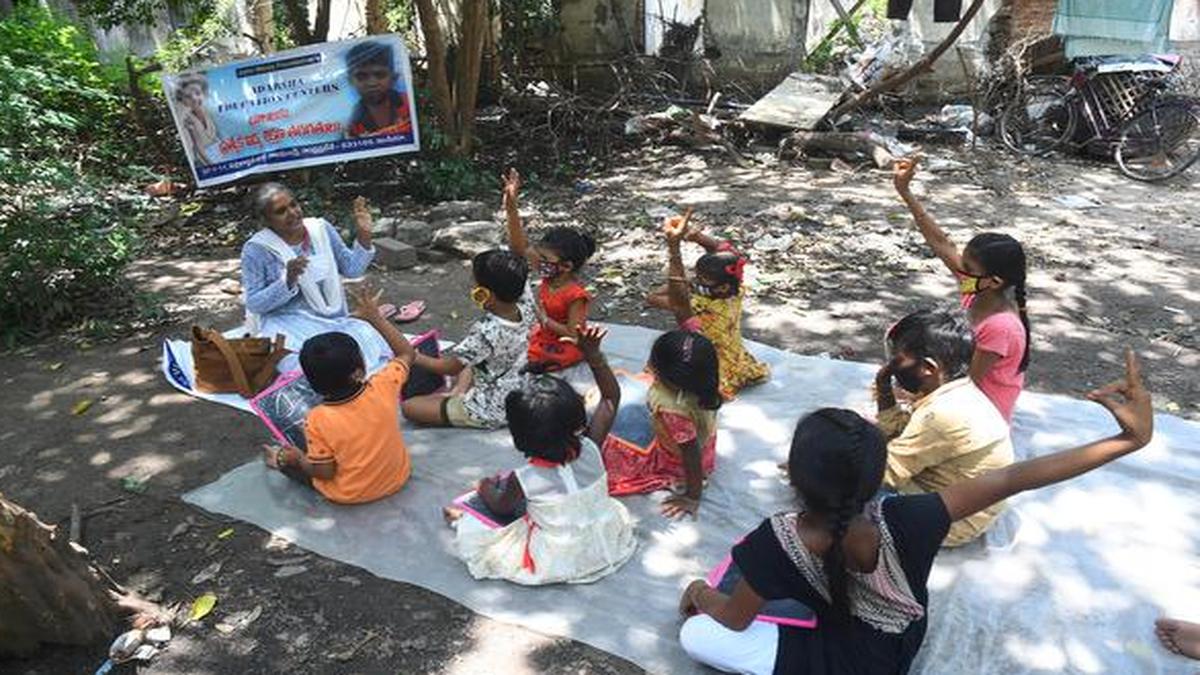 Effort to bring slum children into the education fold - The Hindu