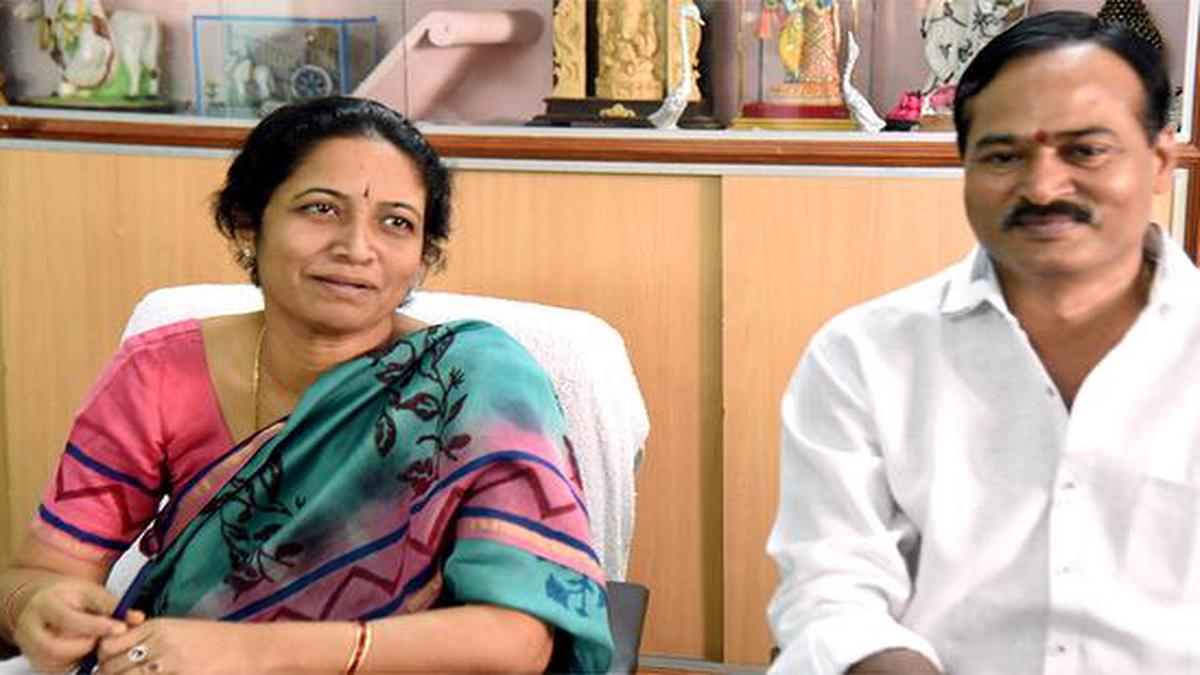 Gowru couple get blankcheque from supporters - The Hindu