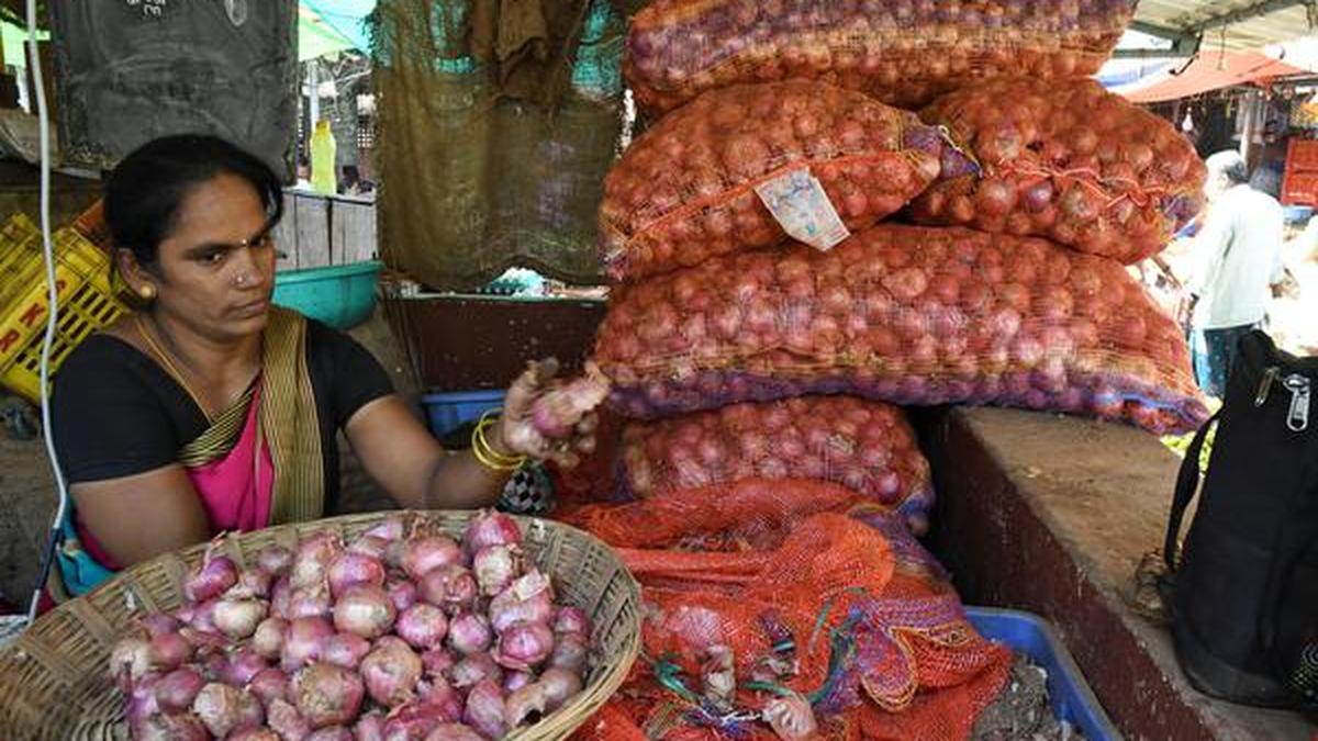 People heave a sigh of relief as onion prices come down - The Hindu