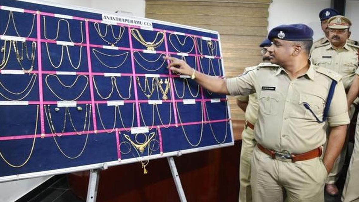 One held, gold chains weighing 1 kg recovered - The Hindu