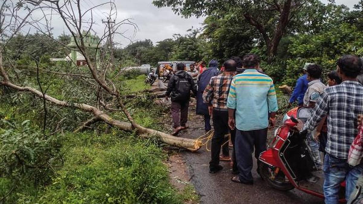 Cyclone Gulab crosses coast near Kalingapatnam - The Hindu