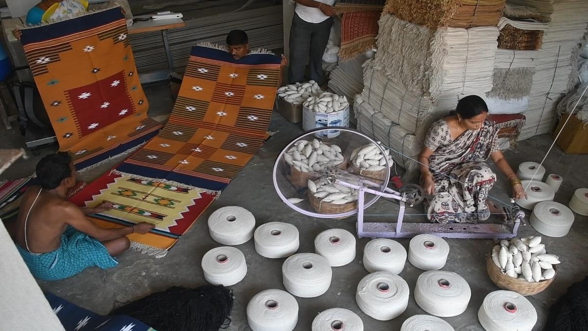 Watch: How are the famous Warangal dhurries made? - The Hindu