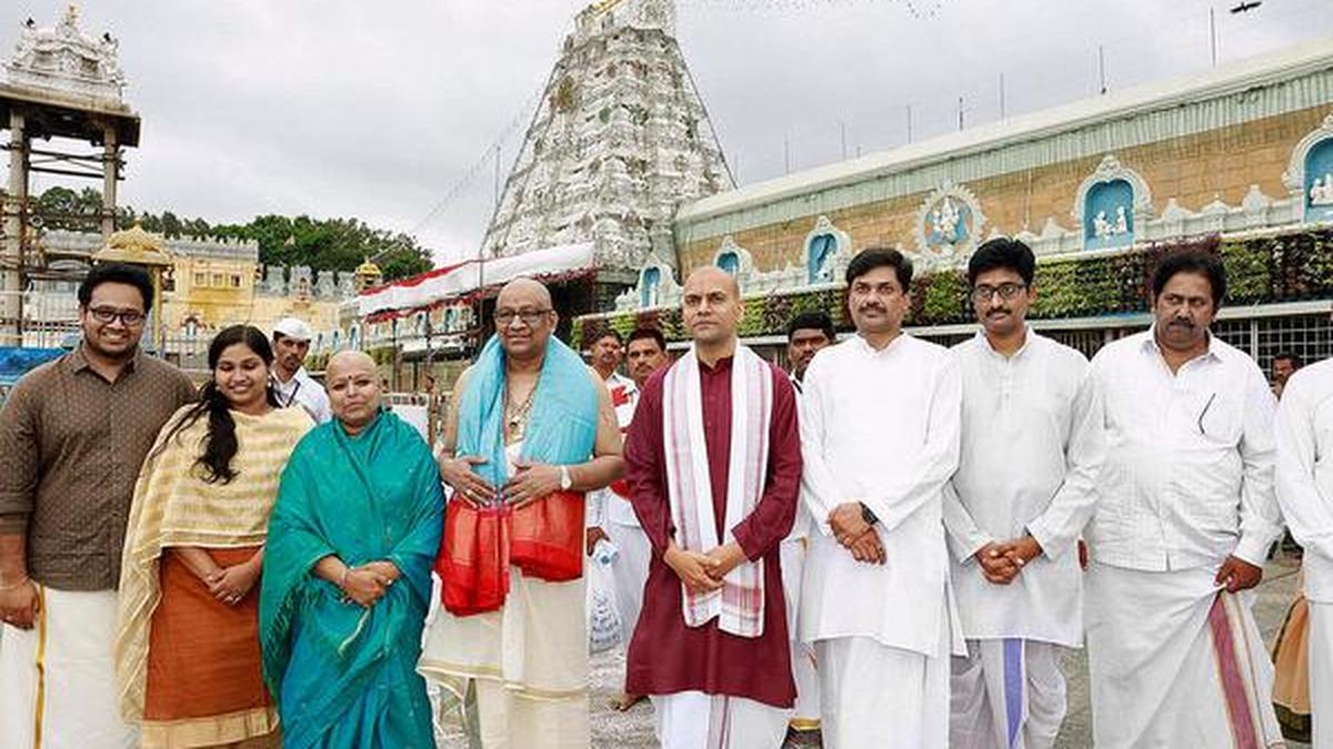 Justice Radhakrishnan takes part in ‘Suprabhata seva’ - The Hindu