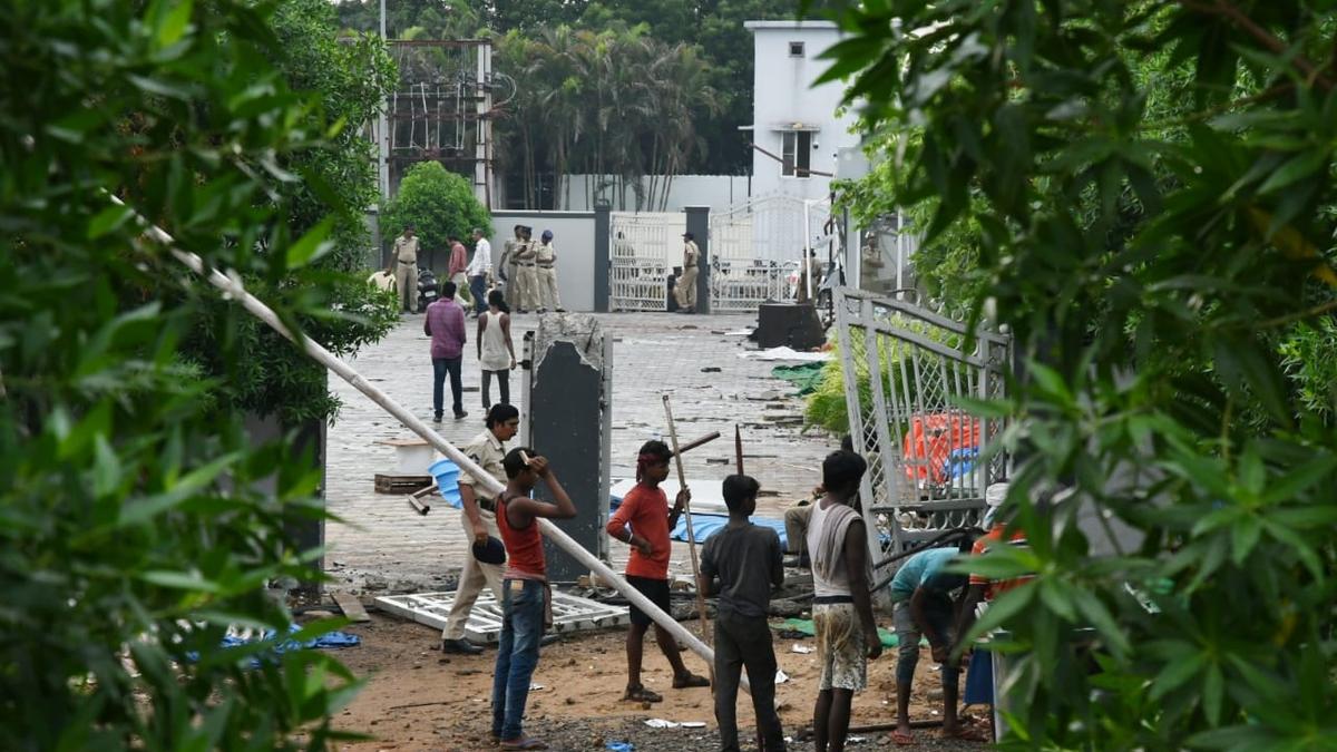 Demolition of ‘Praja Vedika’ begins in Andhra Pradesh - The Hindu