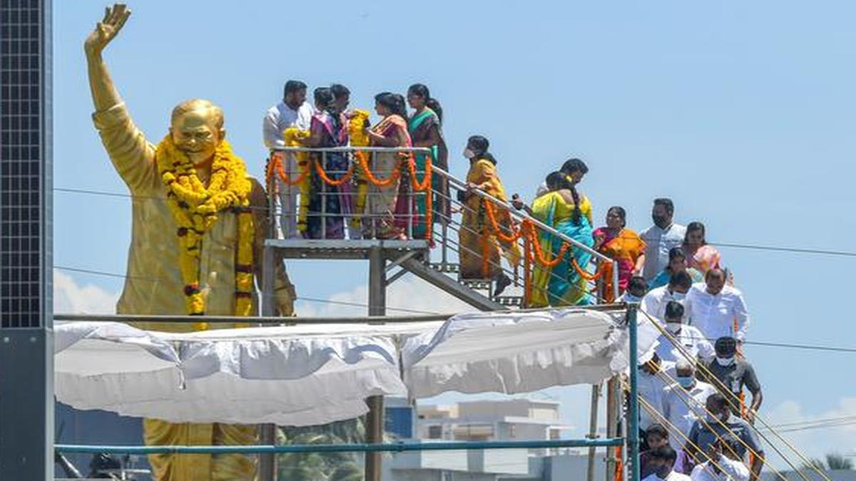Tributes paid to YSR on death anniversary - The Hindu