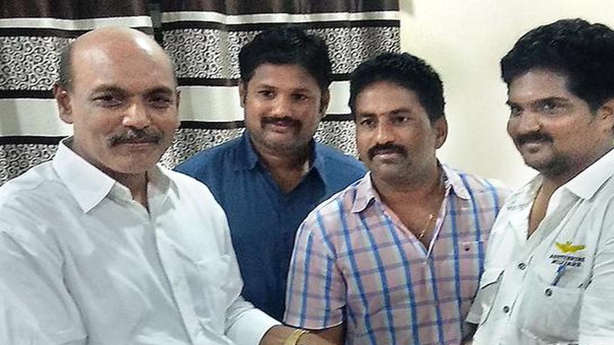 Anaparthi MLA-elect accepts notebooks as gifts, not flowers - The Hindu